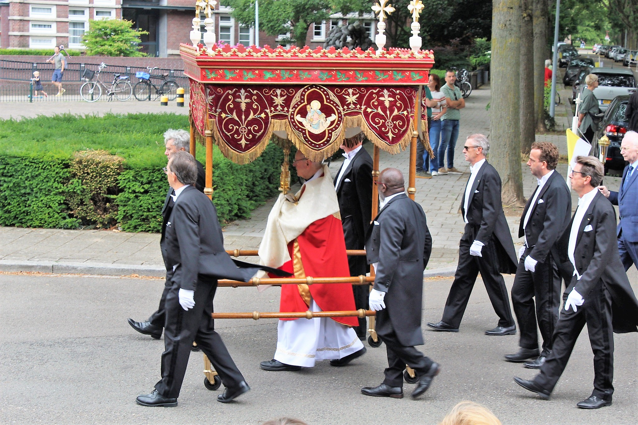 Processie in de wijk Sint Pieter op 2 juni 2023 – Dekenaat Maastricht ...